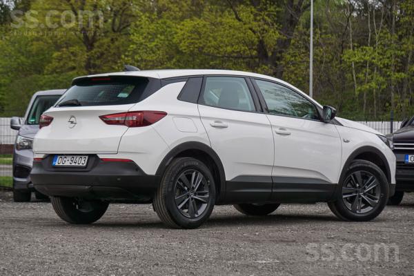 White Opel Grandland X 2022 in Riga, with an engine capacity of 1.50 L and mileage of 173 thousand km for 15990 €, photo 4 on AUTOMOTO.COM.LV