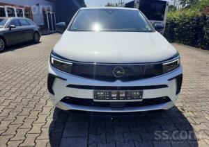 White Opel Grandland X 2022 in Riga, with an engine capacity of 1.20 L and mileage of 165 thousand km for 14200 €, photo 3 on AUTOMOTO.COM.LV