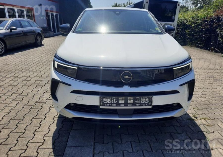 White Opel Grandland X 2022 in Riga, with an engine capacity of 1.20 L and mileage of 165 thousand km for 14200 €, photo 3 on AUTOMOTO.COM.LV