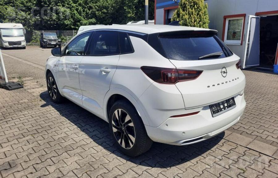 White Opel Grandland X 2022 in Riga, with an engine capacity of 1.20 L and mileage of 165 thousand km for 14200 €, photo 4 on AUTOMOTO.COM.LV