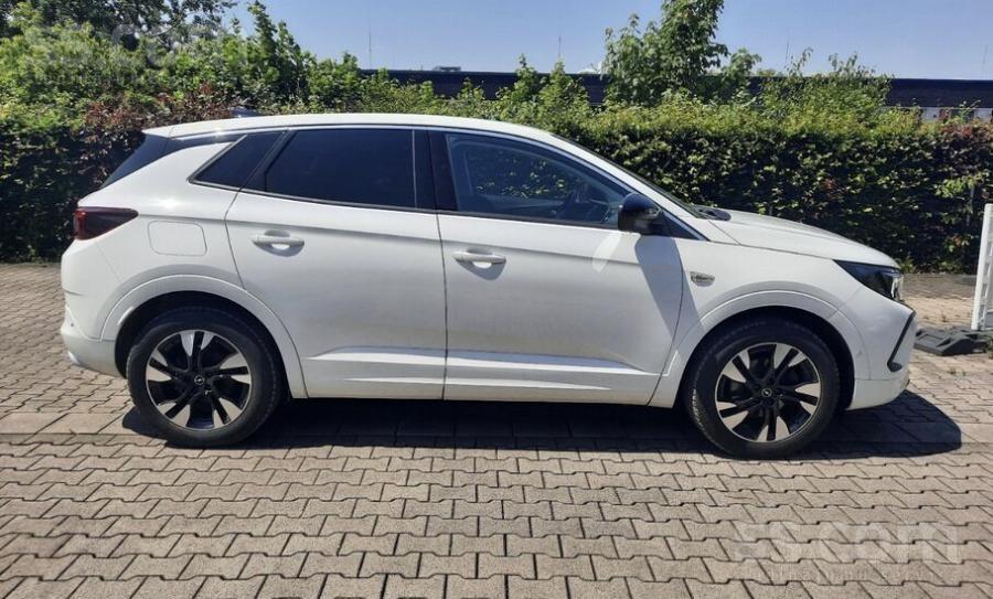 White Opel Grandland X 2022 in Riga, with an engine capacity of 1.20 L and mileage of 165 thousand km for 14200 €, photo 5 on AUTOMOTO.COM.LV