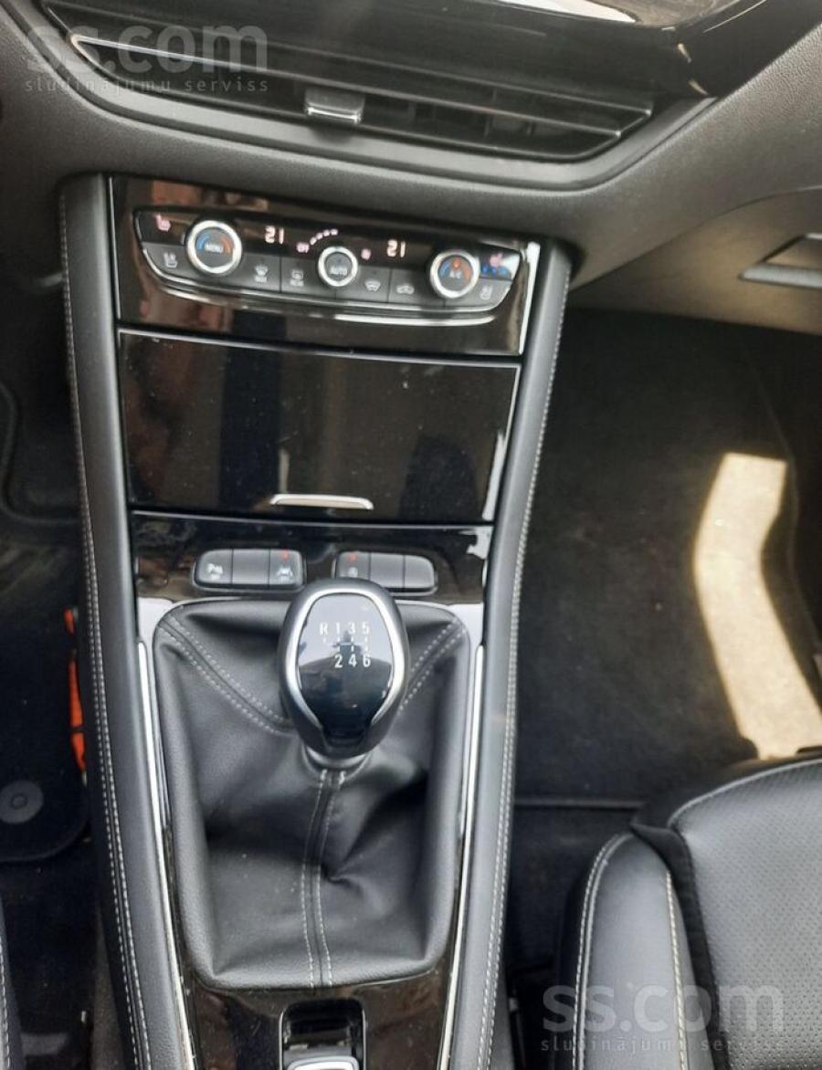 White Opel Grandland X 2022 in Riga, with an engine capacity of 1.20 L and mileage of 165 thousand km for 14200 €, photo 8 on AUTOMOTO.COM.LV