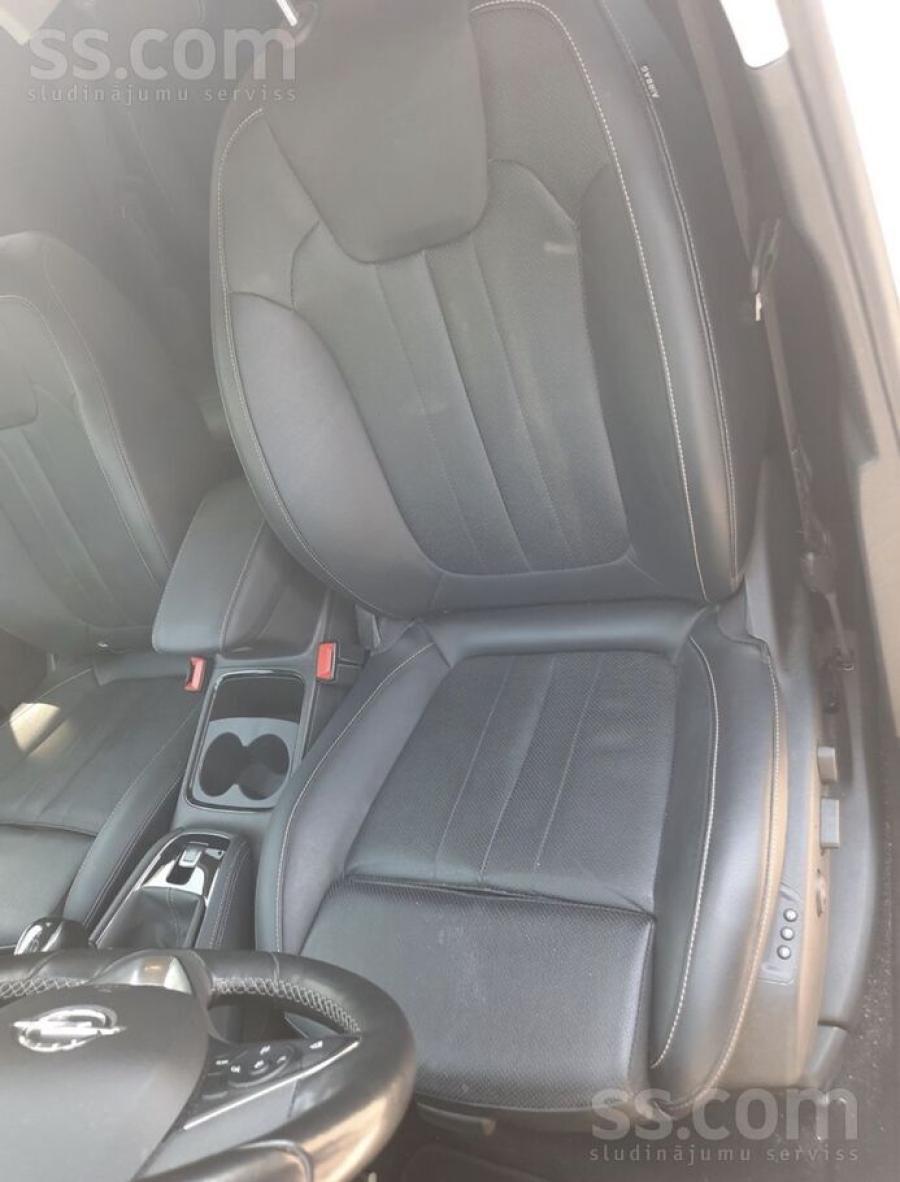 White Opel Grandland X 2022 in Riga, with an engine capacity of 1.20 L and mileage of 165 thousand km for 14200 €, photo 9 on AUTOMOTO.COM.LV
