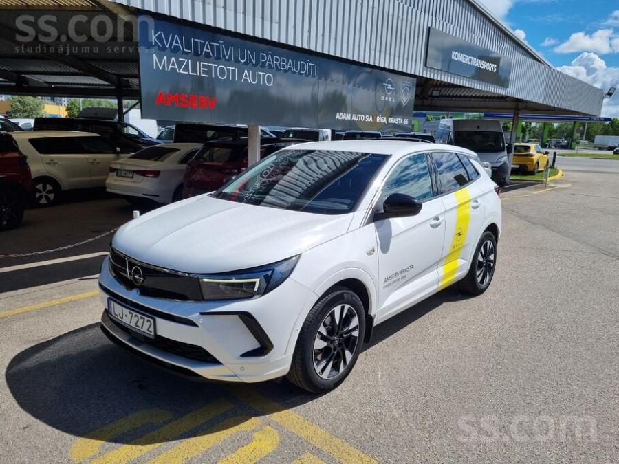 Белый Опель Grandland X 2023 в Рига, объемом двигателя 1.20 л и пробегом 35 тыс. км за 23500 €, фото 1 на AUTOMOTO.COM.LV