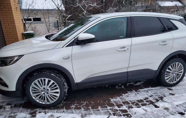 White Opel Grandland X 2018 in Kaunas, with an engine capacity of 1.60 L and mileage of 303 thousand km for 11999 €, photo 1 on AUTOMOTO.COM.LV