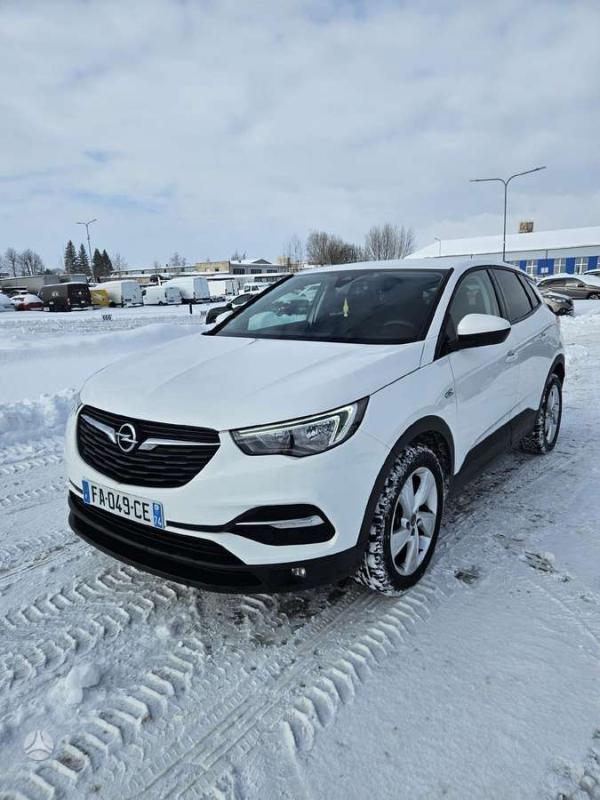 White Opel Grandland X 2018 in Taurage, with an engine capacity of 1.20 L and mileage of 104 thousand km for 7800 €, photo 1 on AUTOMOTO.COM.LV