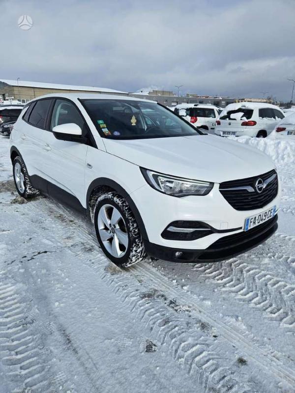 White Opel Grandland X 2018 in Taurage, with an engine capacity of 1.20 L and mileage of 104 thousand km for 7800 €, photo 3 on AUTOMOTO.COM.LV