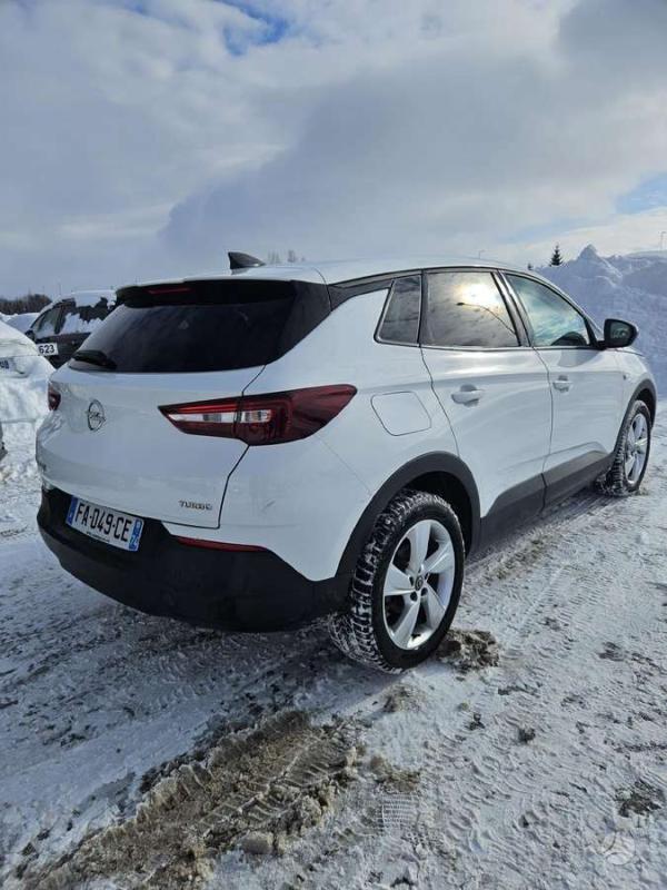 White Opel Grandland X 2018 in Taurage, with an engine capacity of 1.20 L and mileage of 104 thousand km for 7800 €, photo 4 on AUTOMOTO.COM.LV