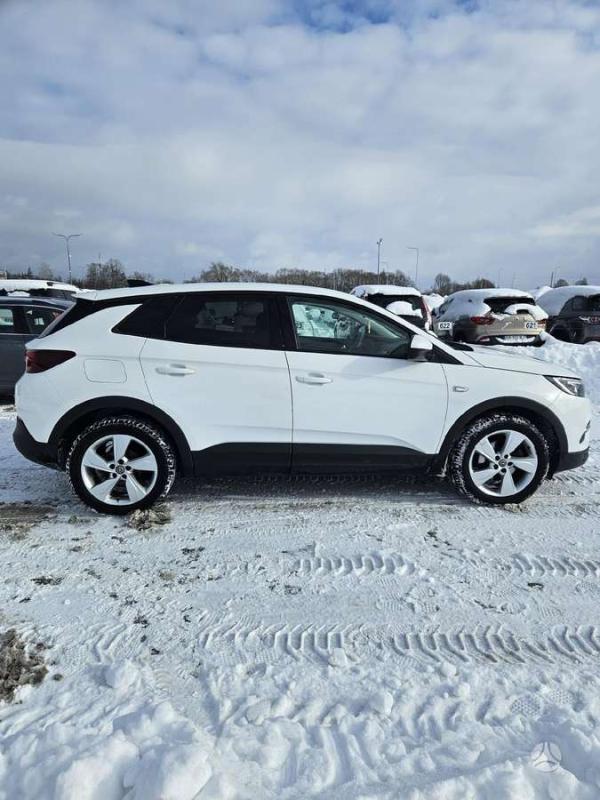 White Opel Grandland X 2018 in Taurage, with an engine capacity of 1.20 L and mileage of 104 thousand km for 7800 €, photo 8 on AUTOMOTO.COM.LV