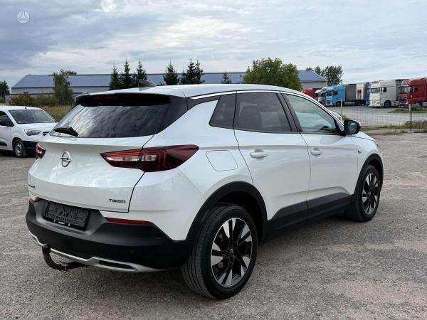 White Opel Grandland X 2018 in Alytus, with an engine capacity of 1.20 L and mileage of 197 thousand km for 8950 €, photo 3 on AUTOMOTO.COM.LV