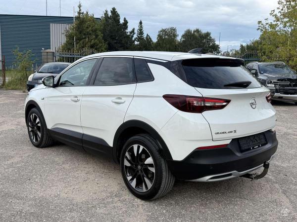 White Opel Grandland X 2018 in Alytus, with an engine capacity of 1.20 L and mileage of 197 thousand km for 8950 €, photo 4 on AUTOMOTO.COM.LV