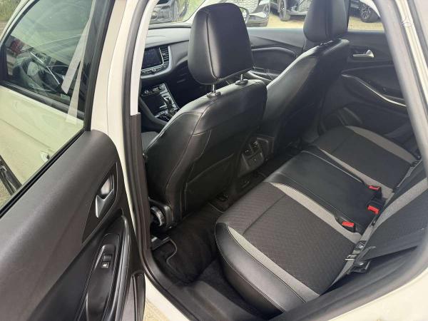 White Opel Grandland X 2018 in Alytus, with an engine capacity of 1.20 L and mileage of 197 thousand km for 8950 €, photo 8 on AUTOMOTO.COM.LV