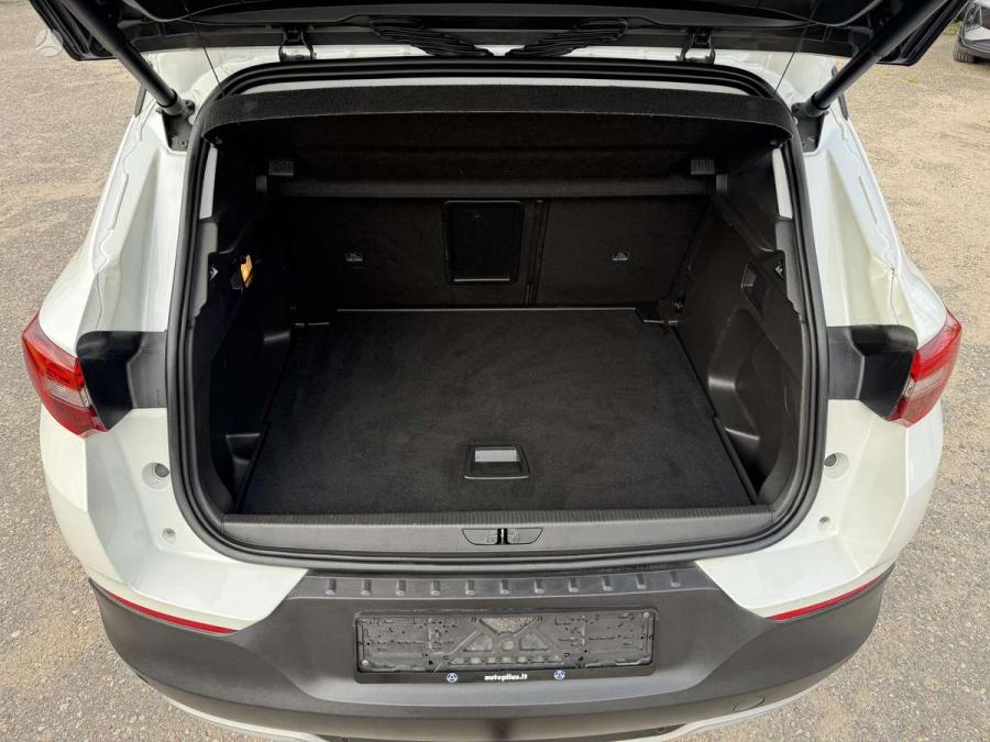 White Opel Grandland X 2018 in Alytus, with an engine capacity of 1.20 L and mileage of 197 thousand km for 8950 €, photo 10 on AUTOMOTO.COM.LV