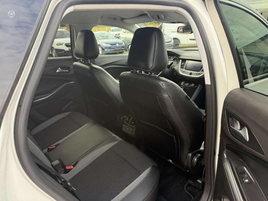 White Opel Grandland X 2018 in Alytus, with an engine capacity of 1.20 L and mileage of 197 thousand km for 8950 €, photo 11 on AUTOMOTO.COM.LV