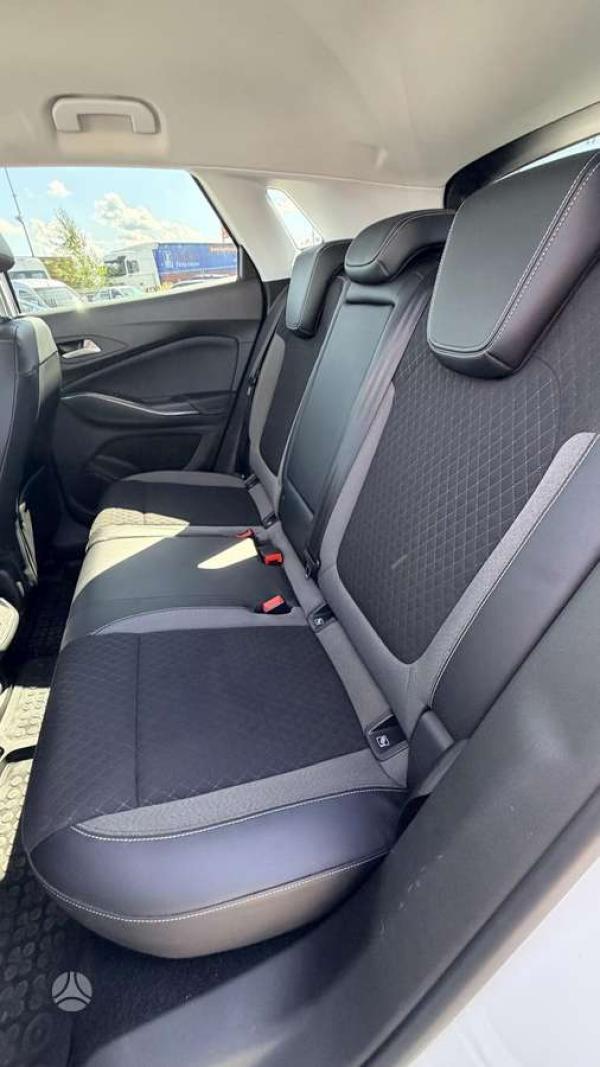 White Opel Grandland X 2018 in Marijampole, with an engine capacity of 1.60 L and mileage of 180 thousand km for 11000 €, photo 10 on AUTOMOTO.COM.LV