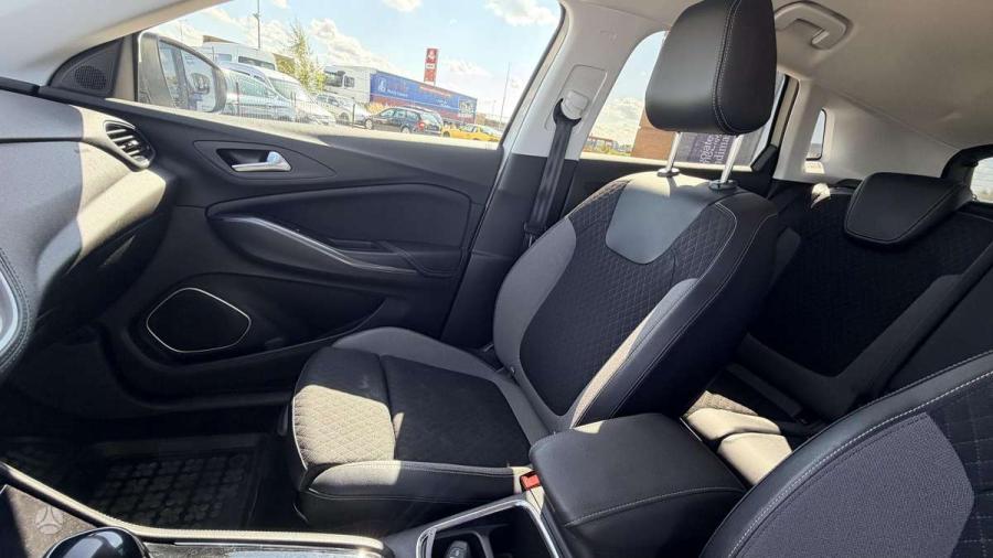 White Opel Grandland X 2018 in Marijampole, with an engine capacity of 1.60 L and mileage of 180 thousand km for 11000 €, photo 12 on AUTOMOTO.COM.LV