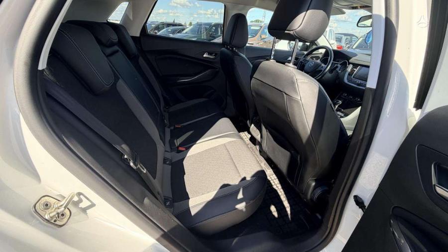 White Opel Grandland X 2018 in Marijampole, with an engine capacity of 1.60 L and mileage of 180 thousand km for 11000 €, photo 19 on AUTOMOTO.COM.LV