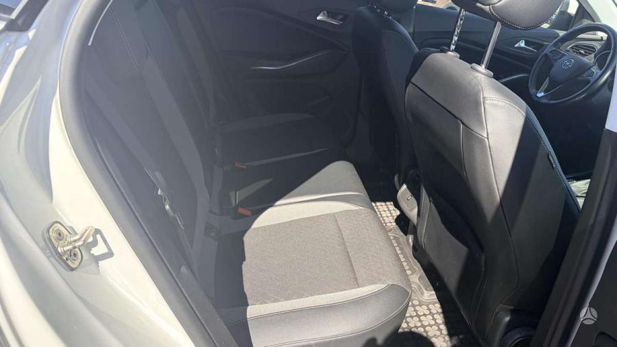 White Opel Grandland X 2018 in Marijampole, with an engine capacity of 1.60 L and mileage of 180 thousand km for 11000 €, photo 22 on AUTOMOTO.COM.LV
