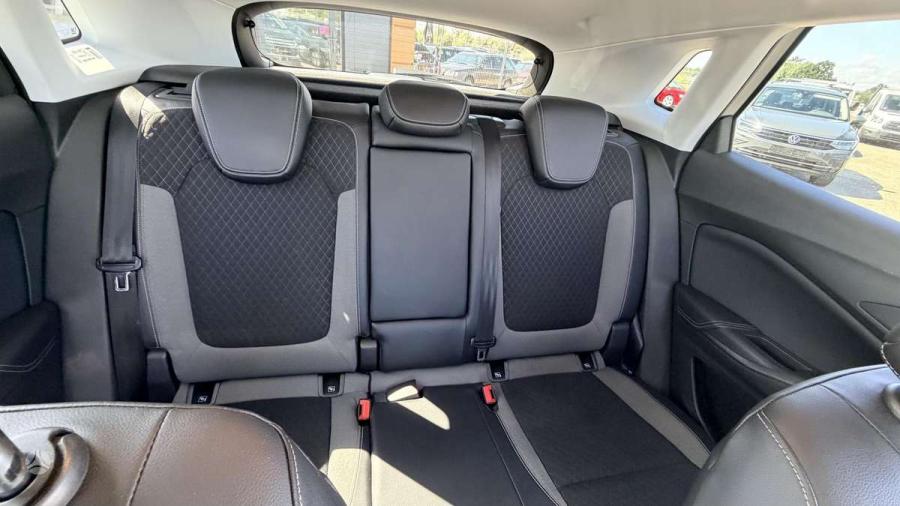 White Opel Grandland X 2018 in Marijampole, with an engine capacity of 1.60 L and mileage of 180 thousand km for 11000 €, photo 29 on AUTOMOTO.COM.LV