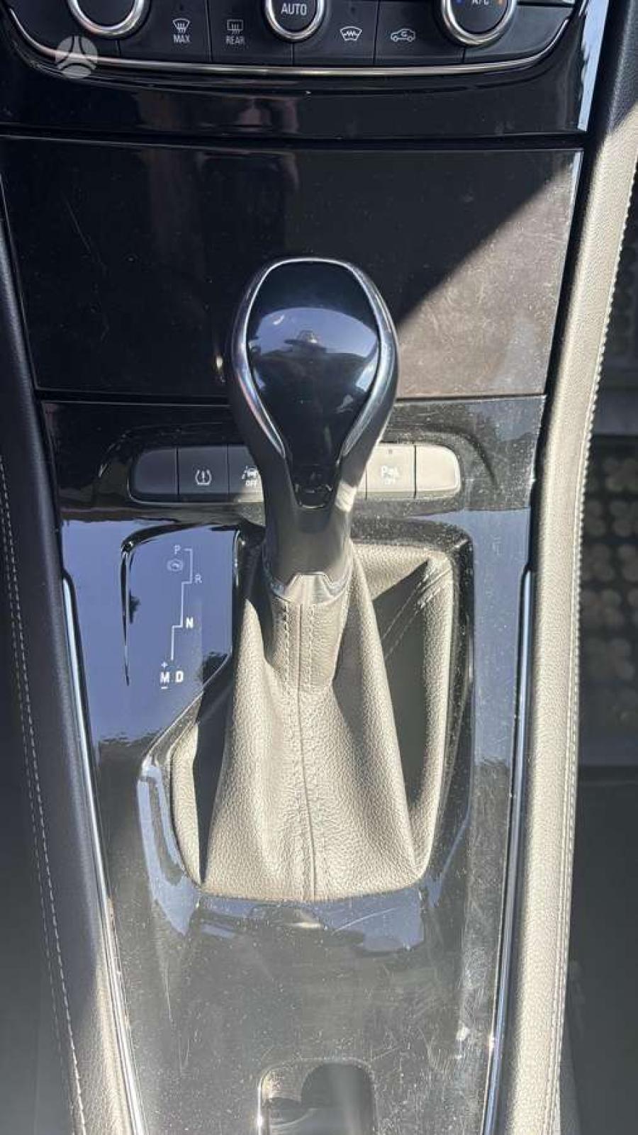 White Opel Grandland X 2018 in Marijampole, with an engine capacity of 1.60 L and mileage of 180 thousand km for 11000 €, photo 35 on AUTOMOTO.COM.LV