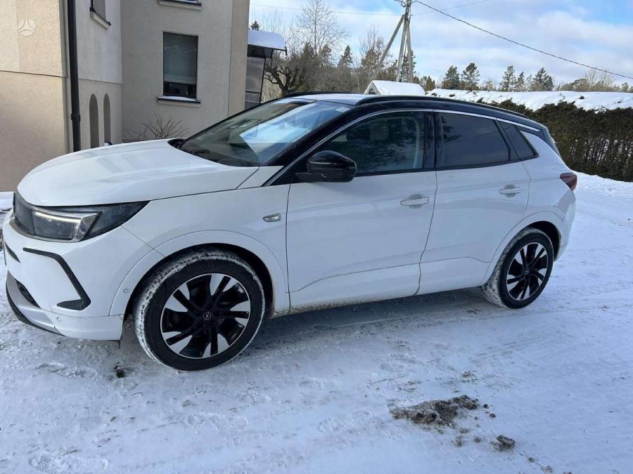 White Opel Grandland X 2022 in Taurage, with an engine capacity of 1.50 L and mileage of 130 thousand km for 13100 €, photo 4 on AUTOMOTO.COM.LV