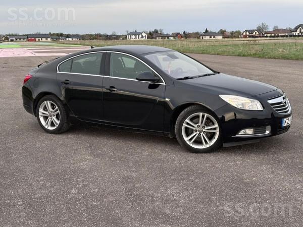 Black Opel Insignia 2009 in Talsi, with an engine capacity of 2.00 L and mileage of 236 thousand km for 2500 €, photo 3 on AUTOMOTO.COM.LV