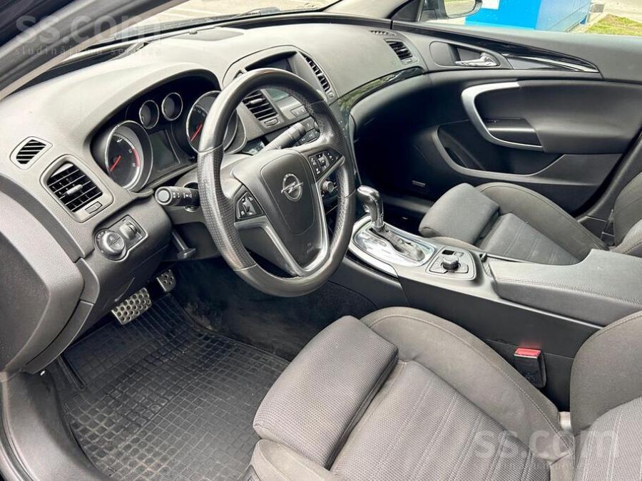 Black Opel Insignia 2009 in Riga, with an engine capacity of 2.00 L and mileage of 283 thousand km for 1300 €, photo 6 on AUTOMOTO.COM.LV