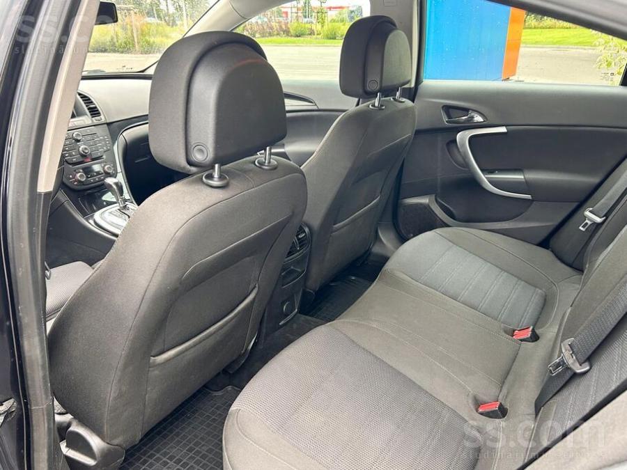 Black Opel Insignia 2009 in Riga, with an engine capacity of 2.00 L and mileage of 283 thousand km for 1300 €, photo 7 on AUTOMOTO.COM.LV