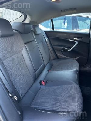 Black Opel Insignia 2010 in Riga, with an engine capacity of 2.00 L and mileage of 256 thousand km for 1600 €, photo 8 on AUTOMOTO.COM.LV