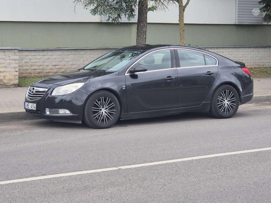 Black Opel Insignia 2010 in Salcininkai, with an engine capacity of 1.96 L and mileage of 330 thousand km for 2500 €, photo 1 on AUTOMOTO.COM.LV