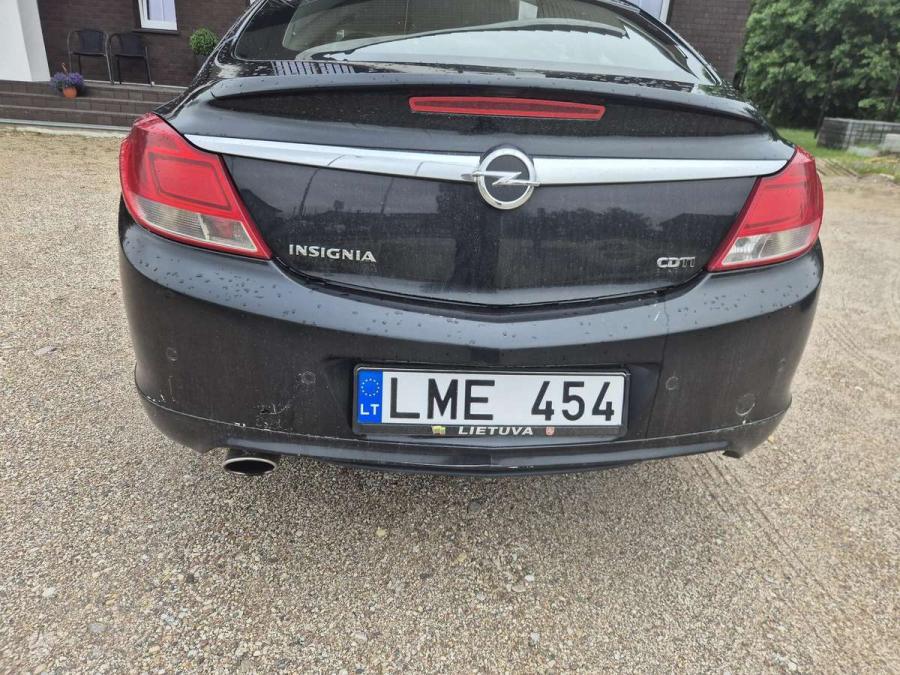 Black Opel Insignia 2010 in Salcininkai, with an engine capacity of 1.96 L and mileage of 330 thousand km for 2500 €, photo 8 on AUTOMOTO.COM.LV