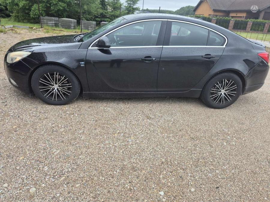 Black Opel Insignia 2010 in Salcininkai, with an engine capacity of 1.96 L and mileage of 330 thousand km for 2500 €, photo 10 on AUTOMOTO.COM.LV