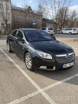 Black Opel Insignia 2011 in Daugavpils, with an engine capacity of 2.00 L and mileage of 257 thousand km for 3700 €, photo 3 on AUTOMOTO.COM.LV