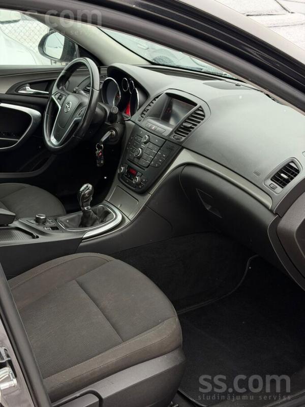Black Opel Insignia 2011 in Riga, with an engine capacity of 2.00 L and mileage of 312 thousand km for 3280 €, photo 8 on AUTOMOTO.COM.LV
