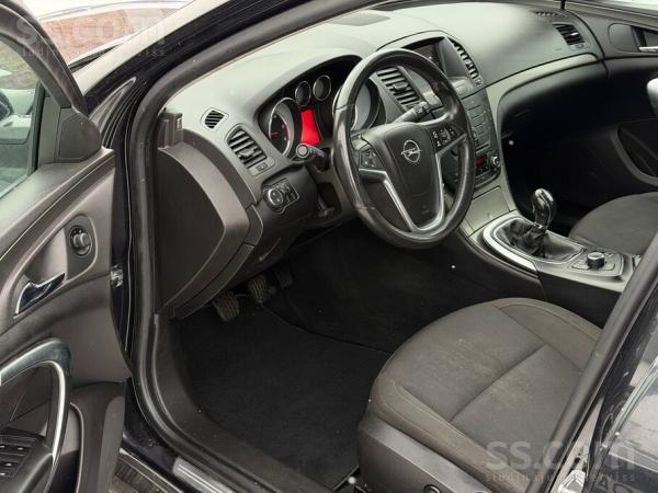 Black Opel Insignia 2011 in Riga, with an engine capacity of 2.00 L and mileage of 312 thousand km for 3280 €, photo 7 on AUTOMOTO.COM.LV