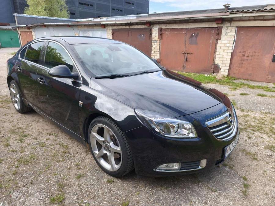 Black Opel Insignia 2011 in Klaipeda, with an engine capacity of 1.96 L and mileage of 307 thousand km for 3000 €, photo 1 on AUTOMOTO.COM.LV