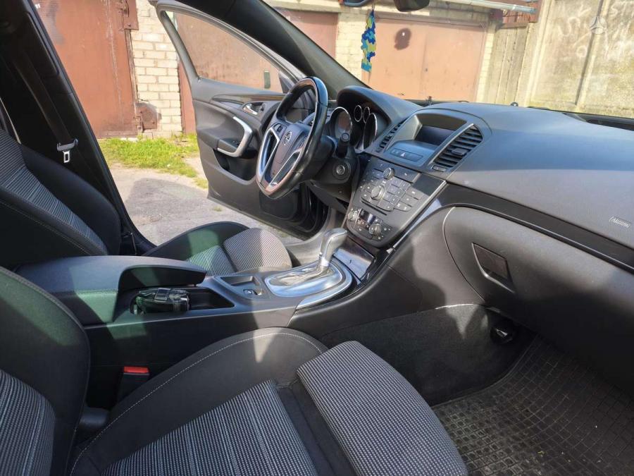 Black Opel Insignia 2011 in Klaipeda, with an engine capacity of 1.96 L and mileage of 307 thousand km for 3000 €, photo 14 on AUTOMOTO.COM.LV