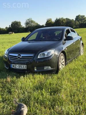 Black Opel Insignia 2011 in Daugavpils, with an engine capacity of 2.00 L and mileage of 261 thousand km for 3600 €, photo 3 on AUTOMOTO.COM.LV
