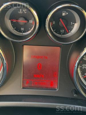 Black Opel Insignia 2011 in Daugavpils, with an engine capacity of 2.00 L and mileage of 261 thousand km for 3600 €, photo 4 on AUTOMOTO.COM.LV
