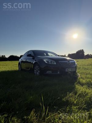 Black Opel Insignia 2011 in Daugavpils, with an engine capacity of 2.00 L and mileage of 261 thousand km for 3600 €, photo 7 on AUTOMOTO.COM.LV