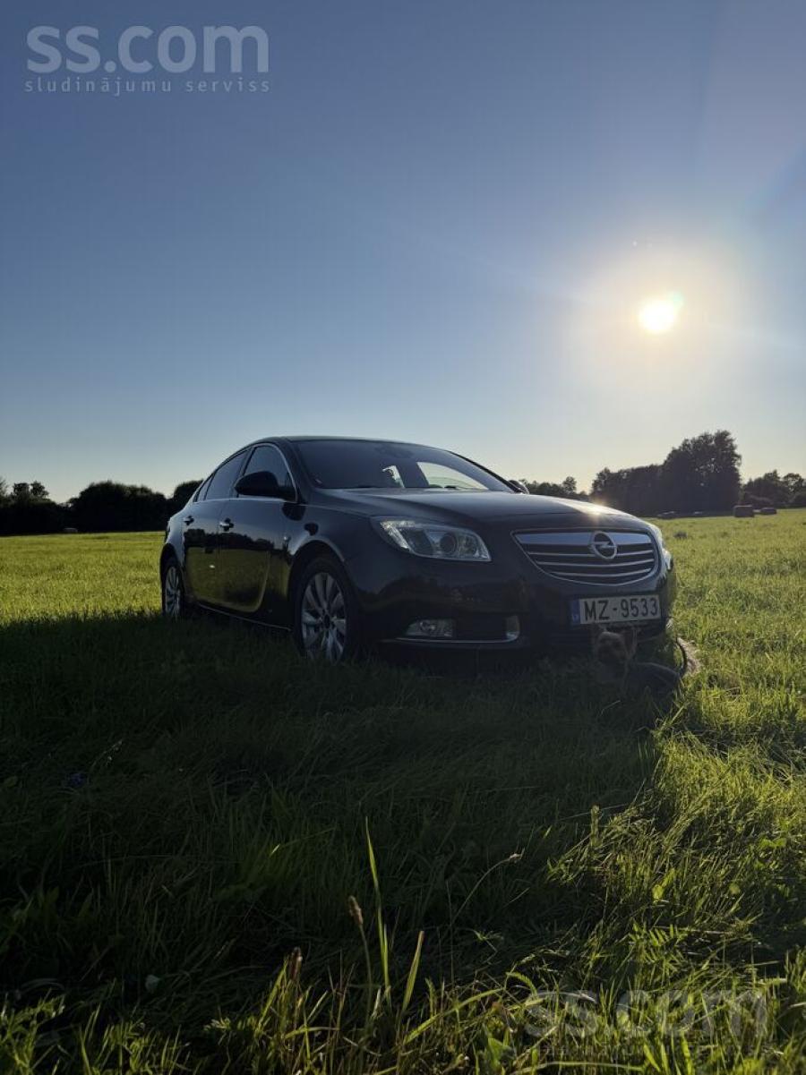 Black Opel Insignia 2011 in Daugavpils, with an engine capacity of 2.00 L and mileage of 261 thousand km for 3600 €, photo 7 on AUTOMOTO.COM.LV