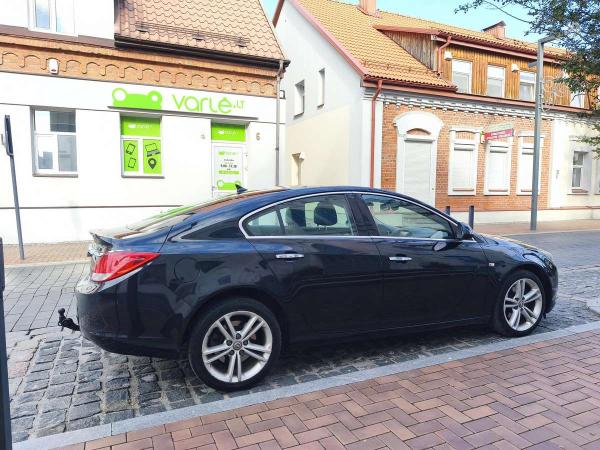 Opel Insignia 2011 in Marijampole on AUTOMOTO.COM.LV Black Opel Insignia 2011 in Marijampole, with an engine capacity of 1.96 L and mileage of 280 thousand km for 3200 €, photo 4 on AUTOMOTO.COM.LV