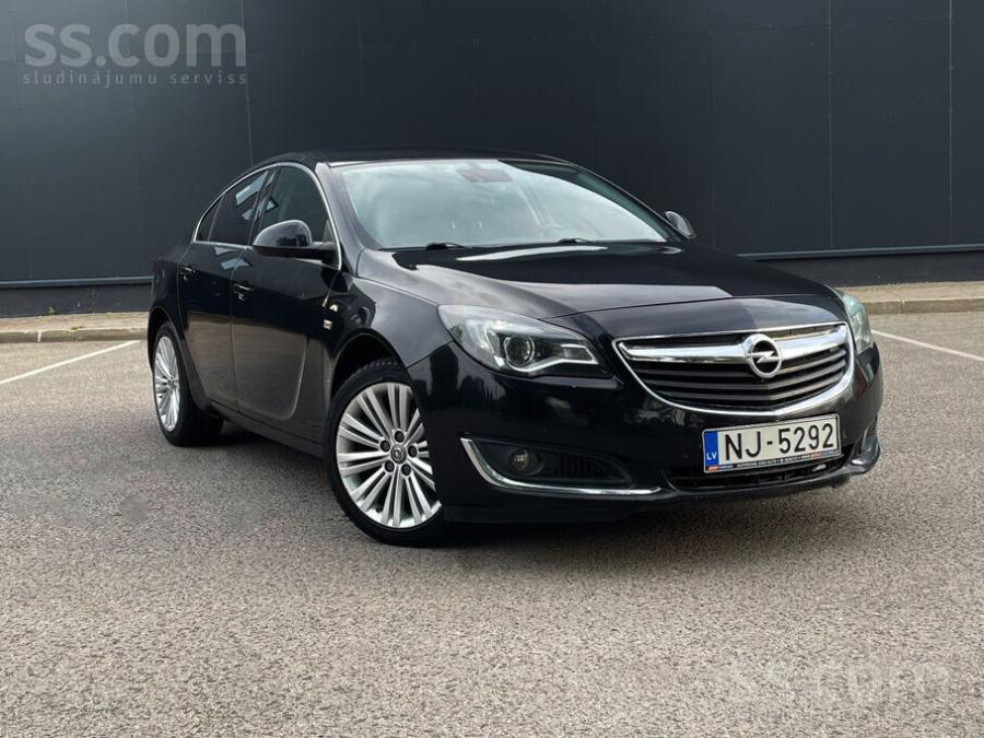 Black Opel Insignia 2017 in Riga, with an engine capacity of 1.60 L and mileage of 291 thousand km for 4900 €, photo 1 on AUTOMOTO.COM.LV