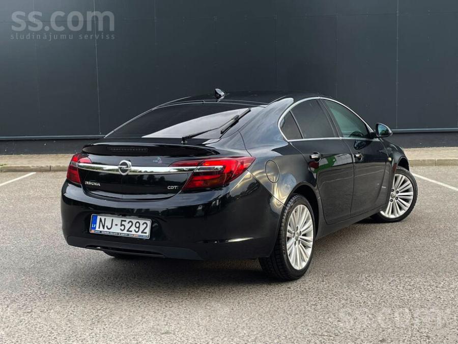Black Opel Insignia 2017 in Riga, with an engine capacity of 1.60 L and mileage of 291 thousand km for 4900 €, photo 5 on AUTOMOTO.COM.LV