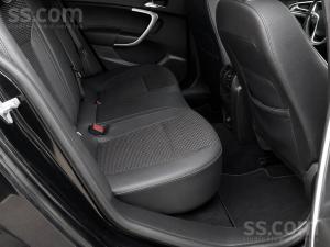 Black Opel Insignia 2017 in Riga, with an engine capacity of 1.60 L and mileage of 291 thousand km for 4900 €, photo 8 on AUTOMOTO.COM.LV