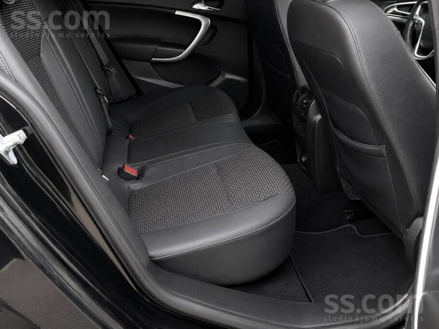 Black Opel Insignia 2017 in Riga, with an engine capacity of 1.60 L and mileage of 291 thousand km for 4900 €, photo 8 on AUTOMOTO.COM.LV