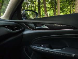 Black Opel Insignia 2018 in Silute, with an engine capacity of 1.60 L and mileage of 173 thousand km for 11500 €, photo 19 on AUTOMOTO.COM.LV