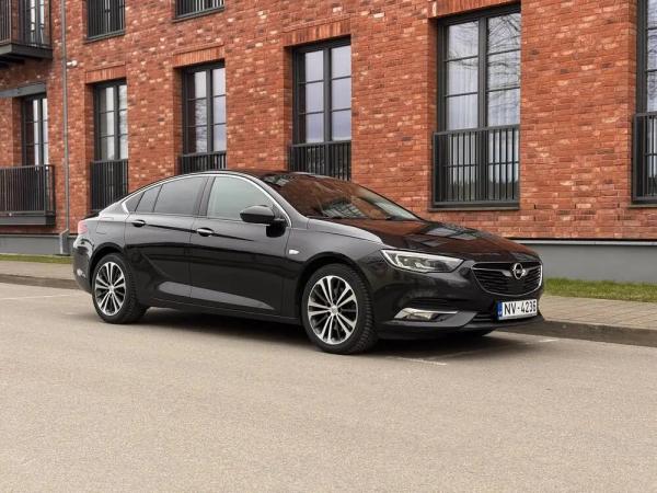 Black Opel Insignia 2018 in Riga, with an engine capacity of 2.00 L and mileage of 188 thousand km for 12995 €, photo 4 on AUTOMOTO.COM.LV