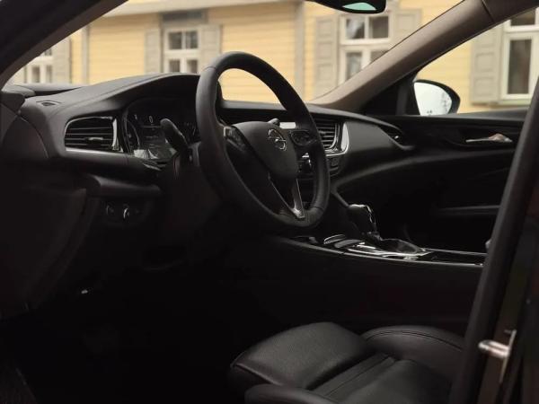 Black Opel Insignia 2018 in Riga, with an engine capacity of 2.00 L and mileage of 188 thousand km for 12995 €, photo 8 on AUTOMOTO.COM.LV