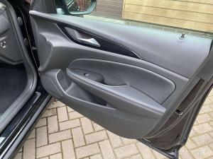 Black Opel Insignia 2019 in Vilnius, with an engine capacity of 1.96 L and mileage of 56 thousand km for 10500 €, photo 25 on AUTOMOTO.COM.LV